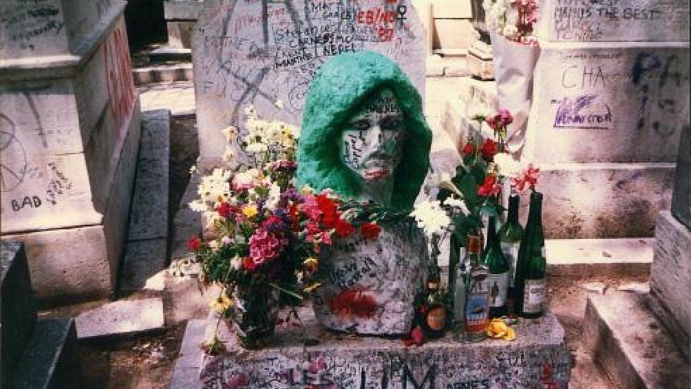 Recuperan busto robado de Jim Morrison en París, 36 años después de su desaparición